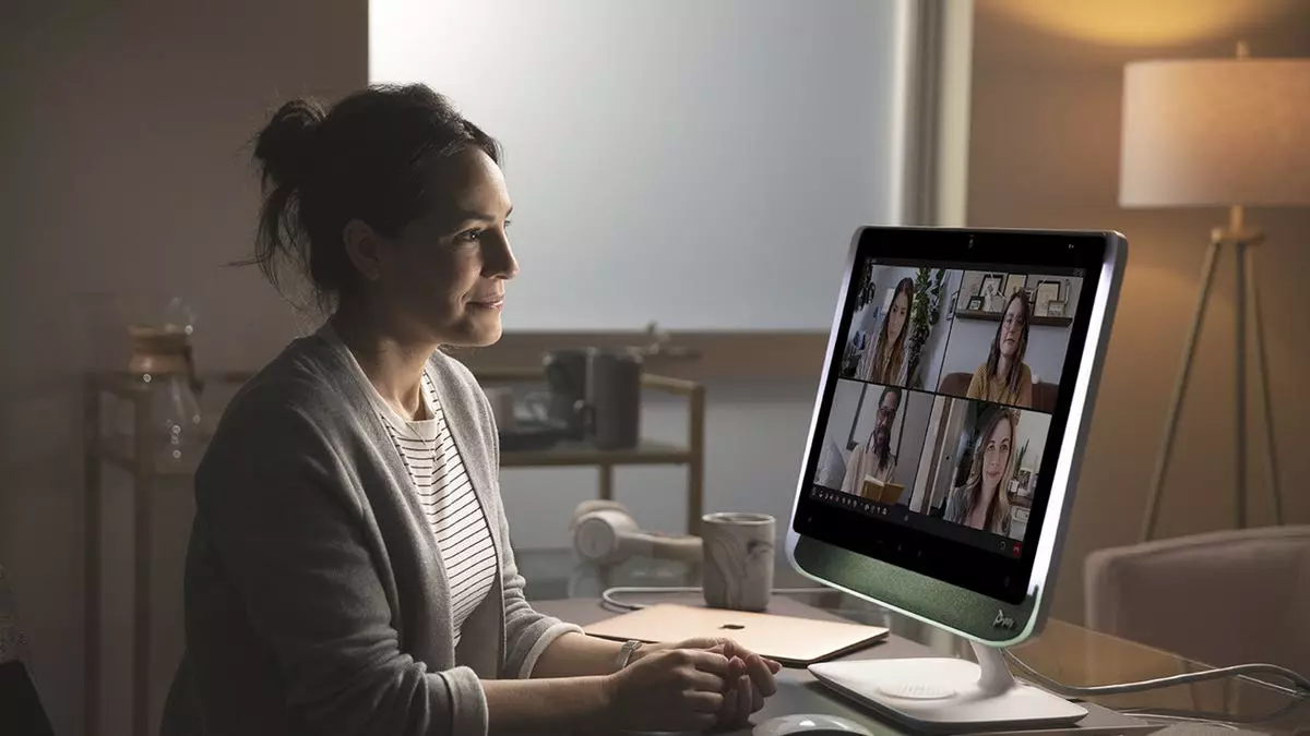 Osoba u video pozivu koristeći monitor sa ugrađenom web kamerom, svjetlom zvona i mikrofonom.