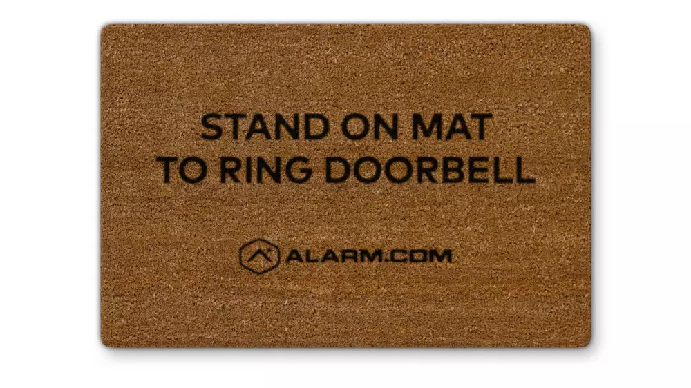 Ang Alarm.com Touchless Video Doorbell floor mat accessory.