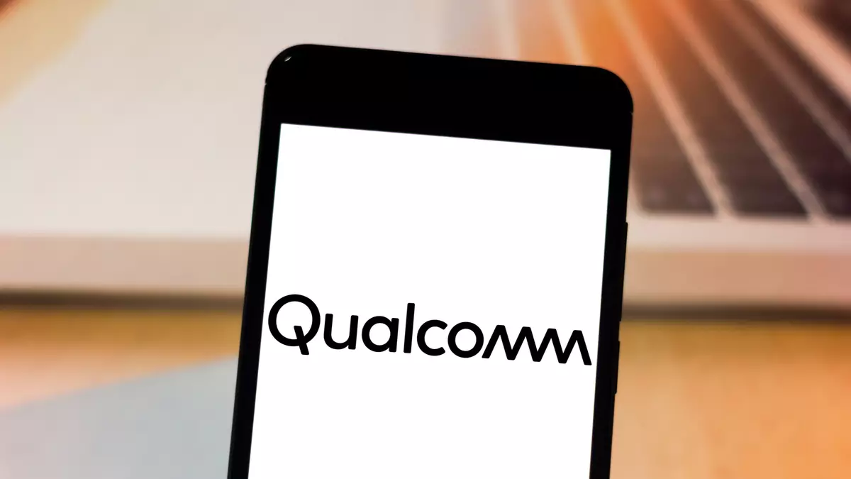 Зөөврийн компьютерын урд байрлах ухаалаг гар утсан дээрх Qualcomm лого