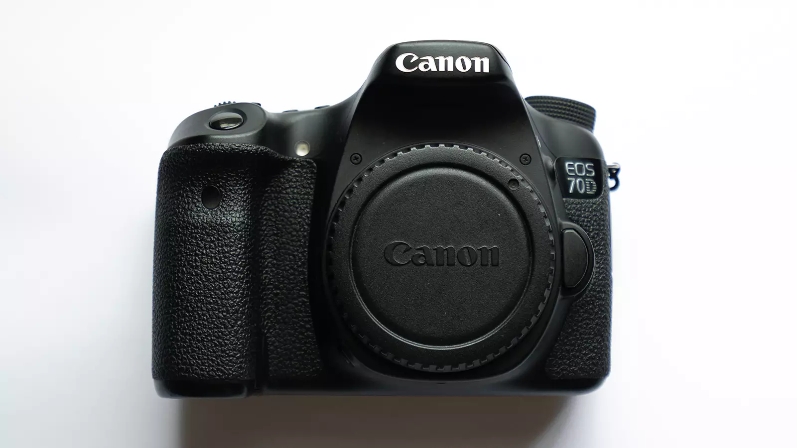 Μια φωτογραφία της Canon EOS 70D, μιας παλαιότερης DSLR.