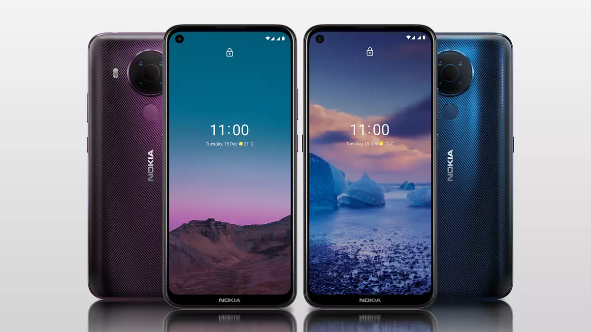Nokia 5.4 pametni telefoni na sivoj pozadini