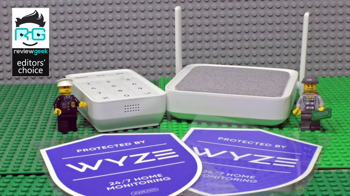 Un concentrador y teclado Wyze Home Monitoring, junto con calcomanías de seguridad.