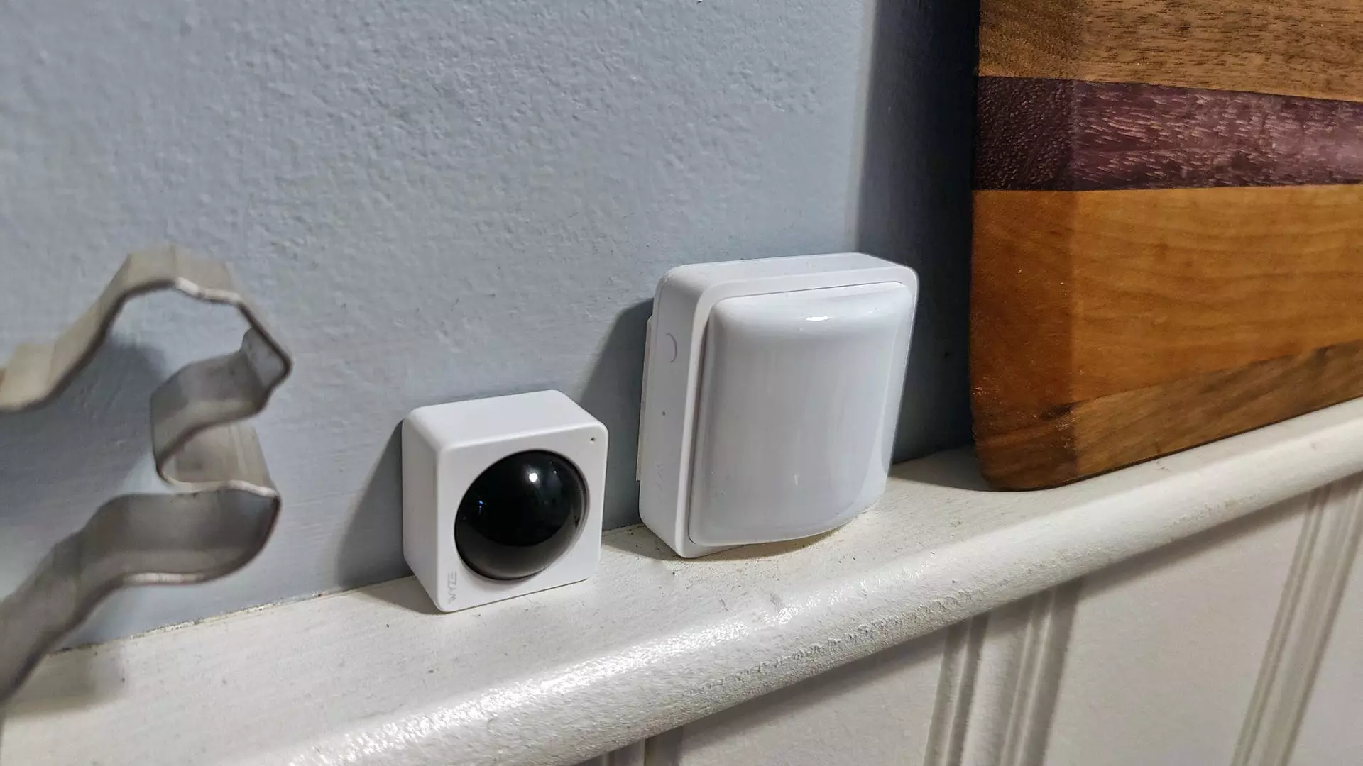 Wyze's Home Monitoring camera ເປັນລະບົບການເຄື່ອນໄຫວຢູ່ເທິງຊັ້ນວາງ.