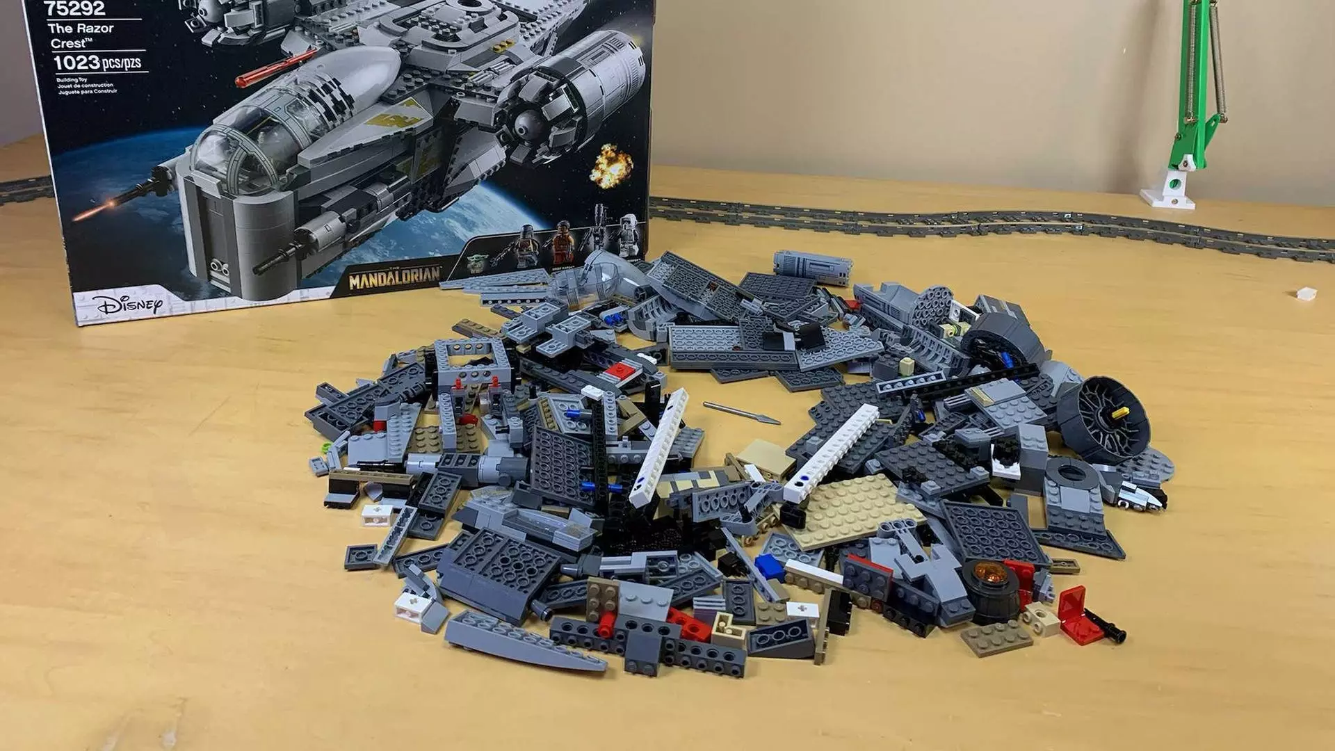 Ein LEGO Razer Crest zerschmettert, mit einer Kugel in der Mitte der Trümmer.