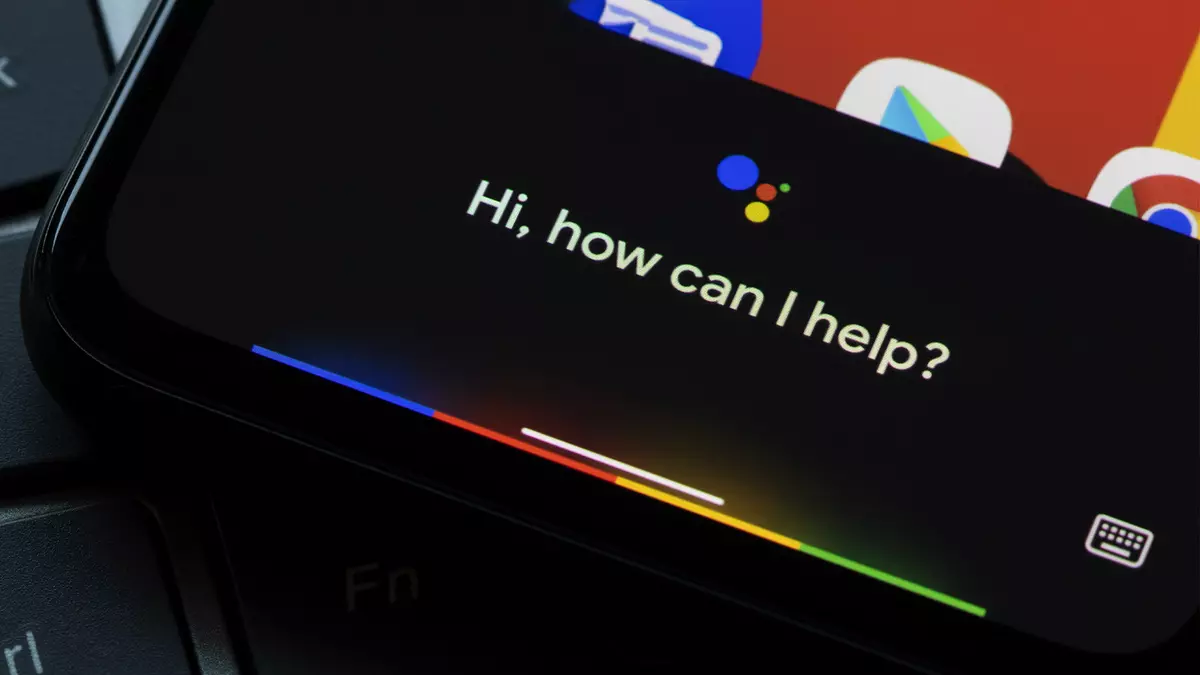 Google Assistant kouri sou yon smartphone.