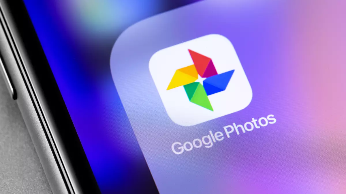 Ikon aplikasi Google Photos dina nutup layar smartphone