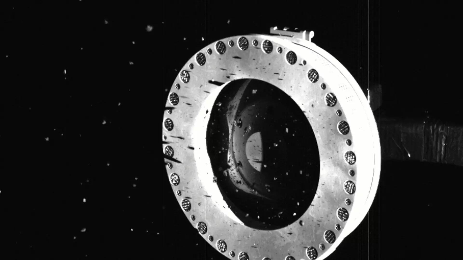 НАСА се надпреварва да осигури своя кораб OSIRIS-REx след събиране на останки от астероид