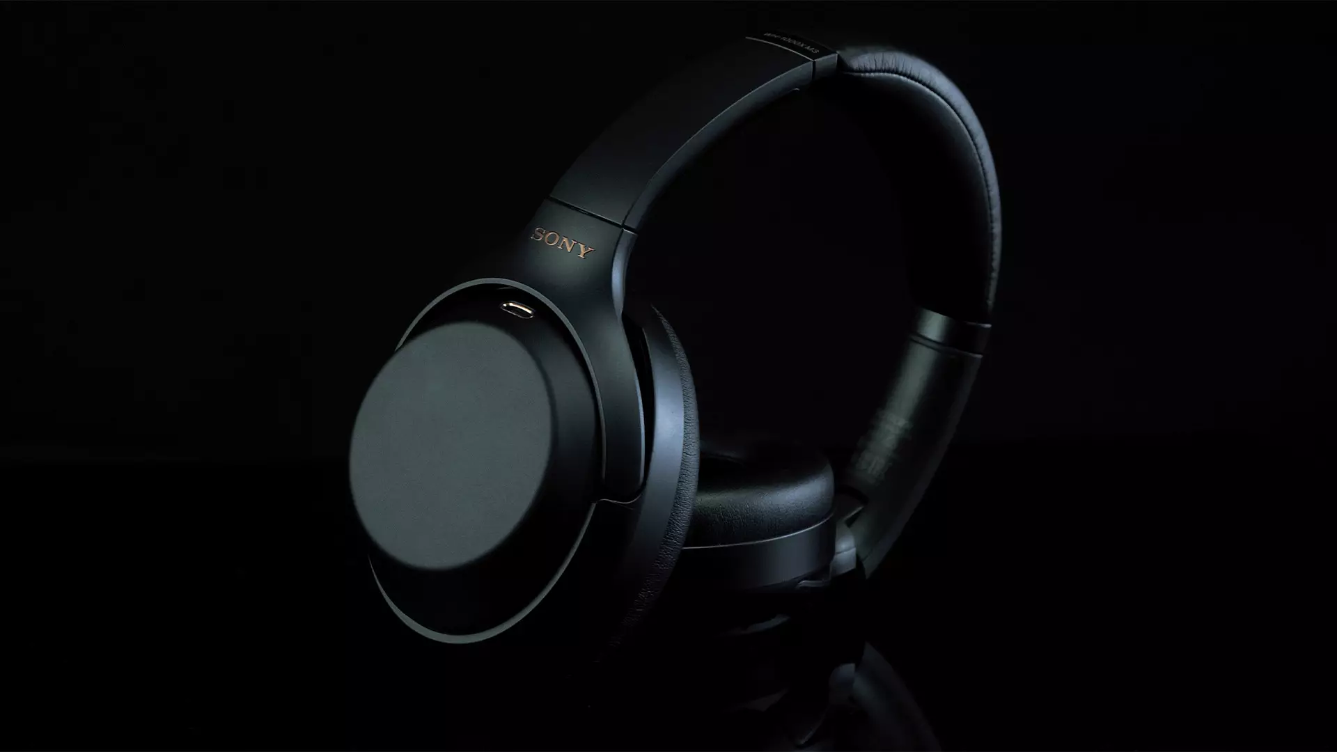 Sony WH-1000XM3 ausinės juodame fone.