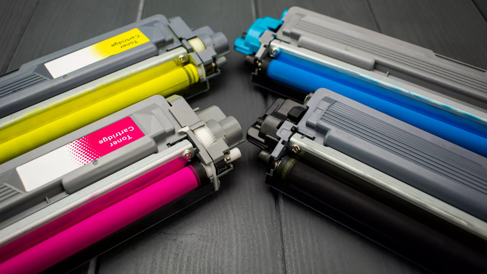 Kuvhara-kumusoro kwecyan uye yero ekutsiva cartridges ye toner yemuvara laser printer