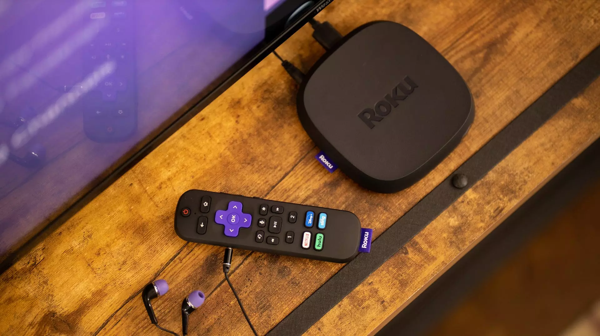 Roku Ultra 2020 e nang le li-remote le li-headphones