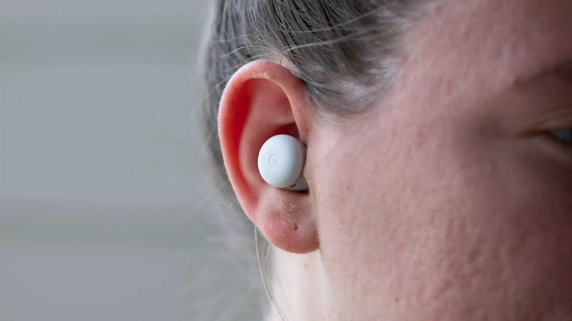 Google-ի Pixel Bud-ն ականջի մեջ: