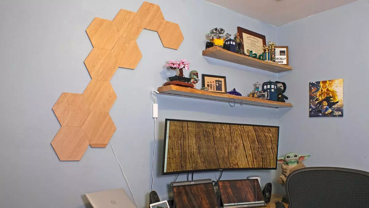 Ett kontor omgivet av trämöbler, med woodgrain-hexagoner på väggen.