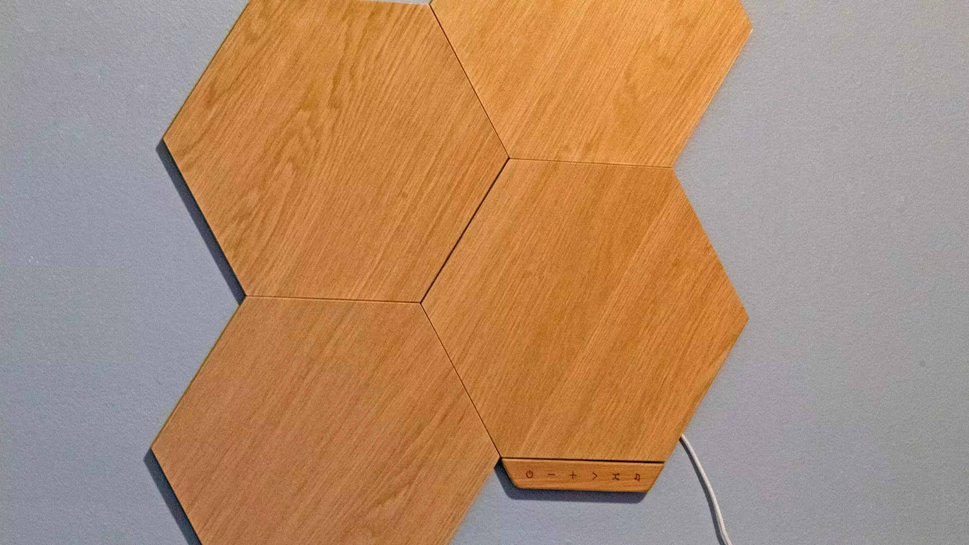 Un primer pla de panells hexagonals de veta de fusta.
