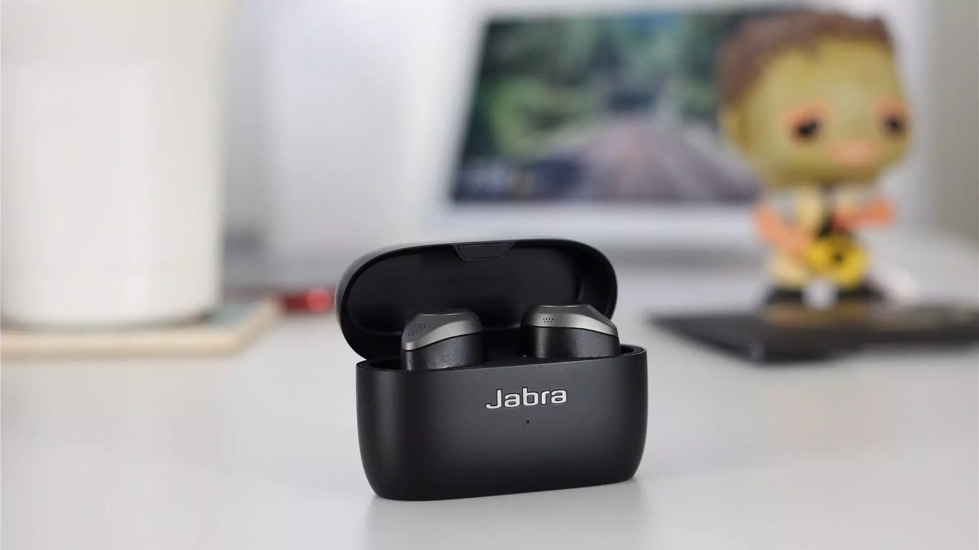 Футролата Jabra Elite 85t е отворена со слушалките внатре