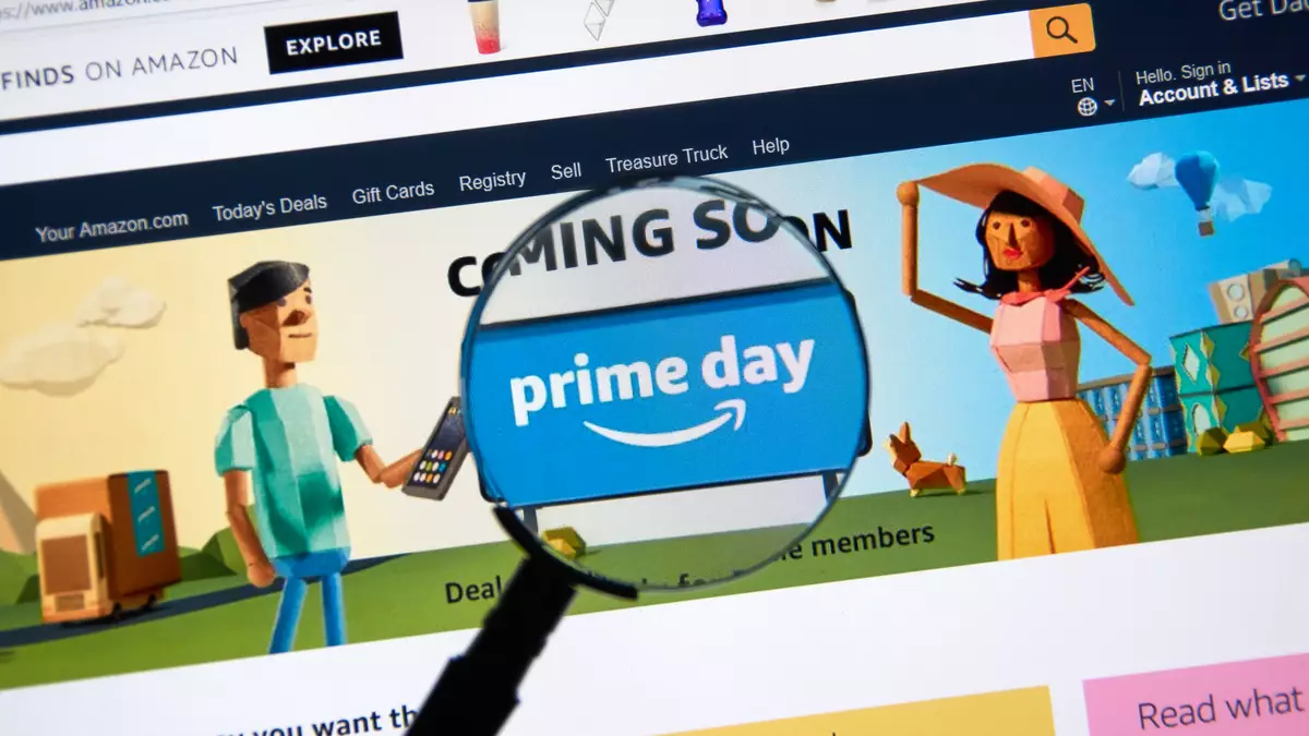 Amazon prime day-sida på officiell amazon-webbplats under förstoringsglas.