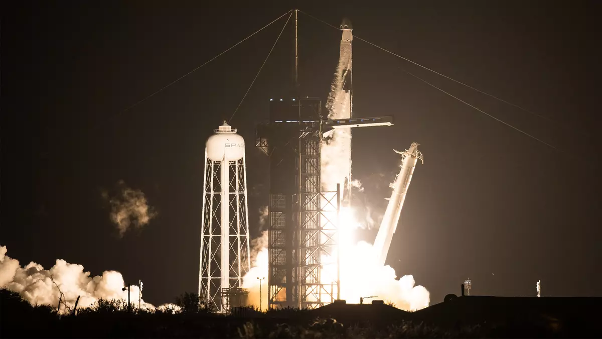 Raketa SpaceX Falcon 9 koja nosi svemirsku letjelicu Crew Dragon u NASA-inoj misiji SpaceX Crew-1 na Međunarodnu svemirsku stanicu
