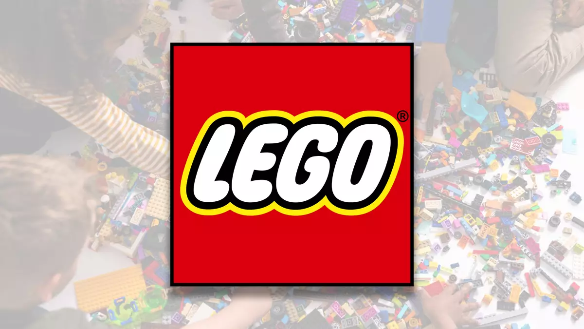 ໂລໂກ້ LEGO ຢູ່ເທິງກ້ອນດິນຈີ່.