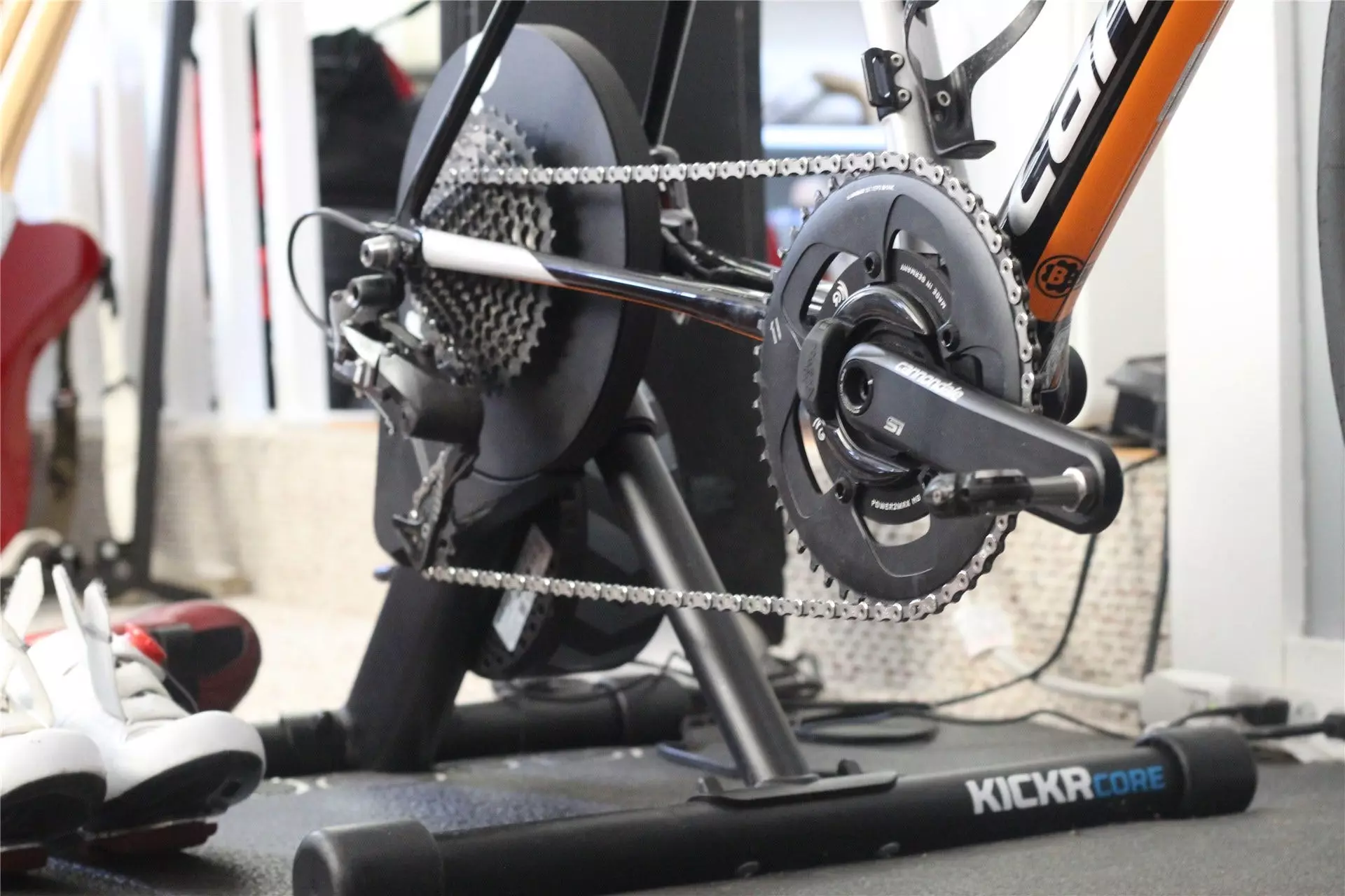 Isang bike na naka-mount sa isang direct drive smart trainer, na may isang spider-based na power meter