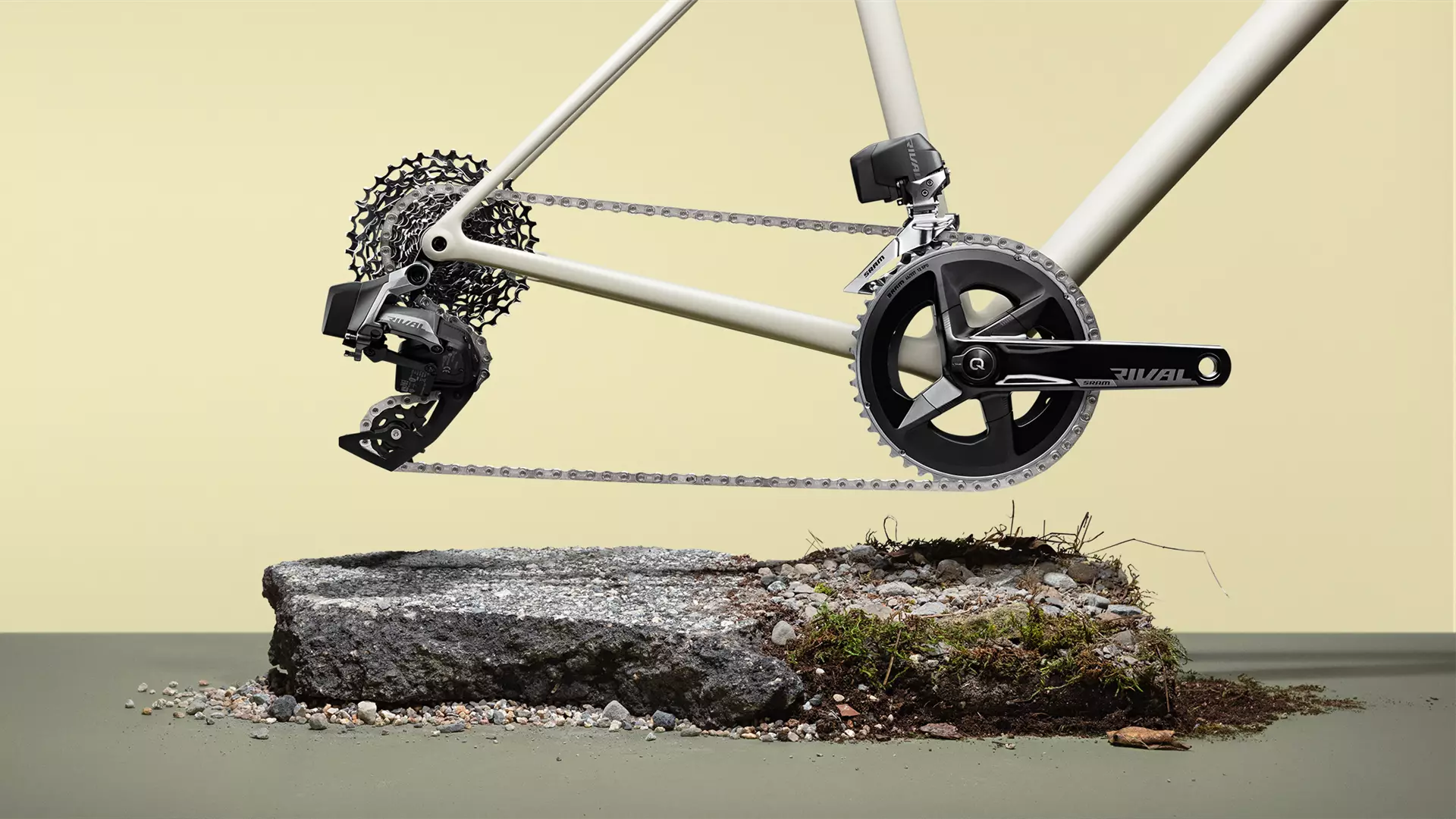SRAM Rival eTap AXS trådlösa drivlina på en cykel som flyter över stenar