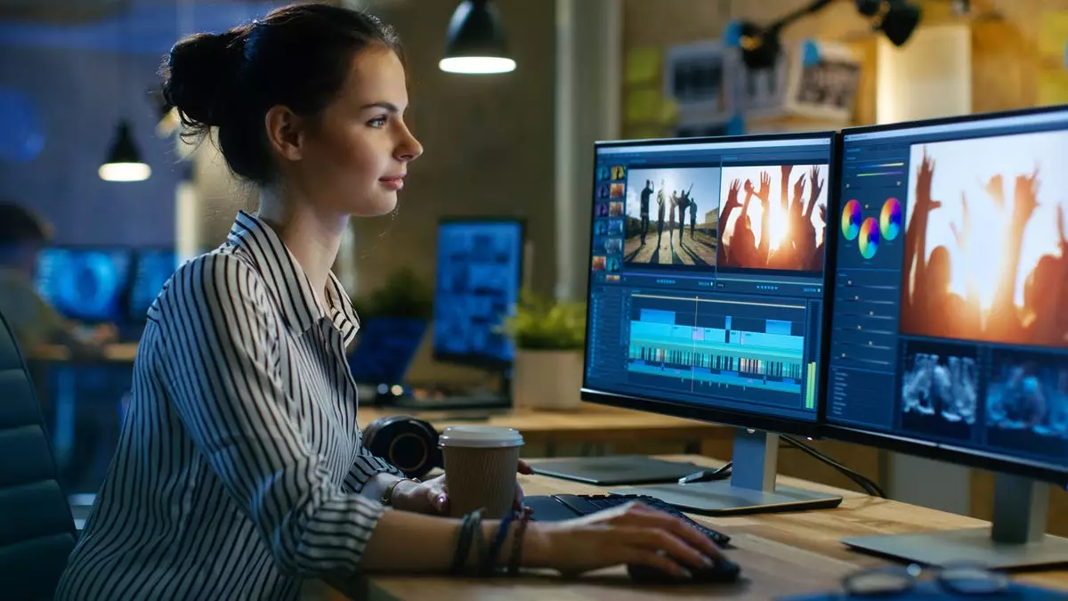 Unha muller editando vídeo nun iMac