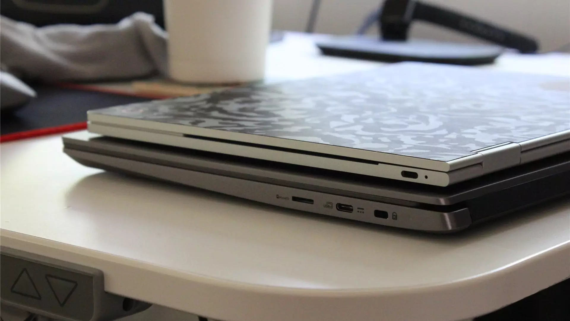 Google Pixelbook və Acer Chromebook 714 qalınlığının müqayisəsi
