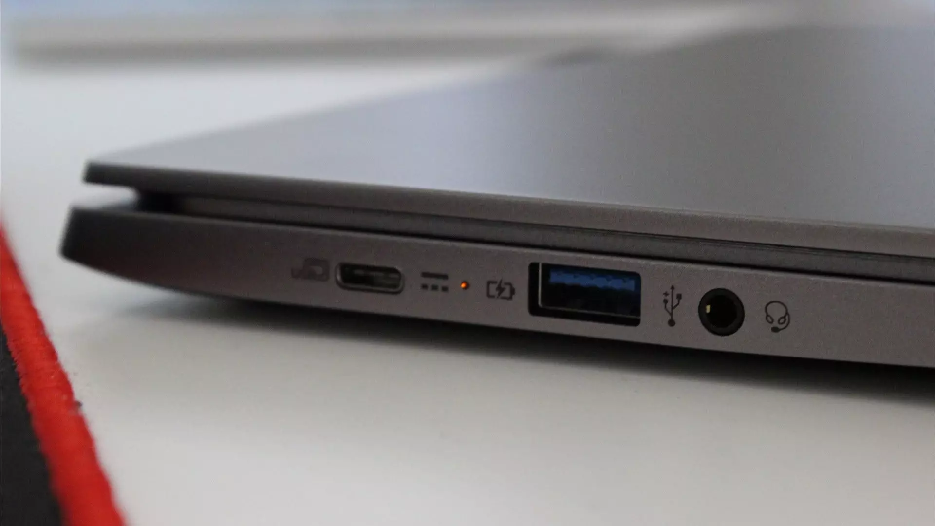 714-də USB-C, USB-A və 3,5 mm qulaqlıq yuvası