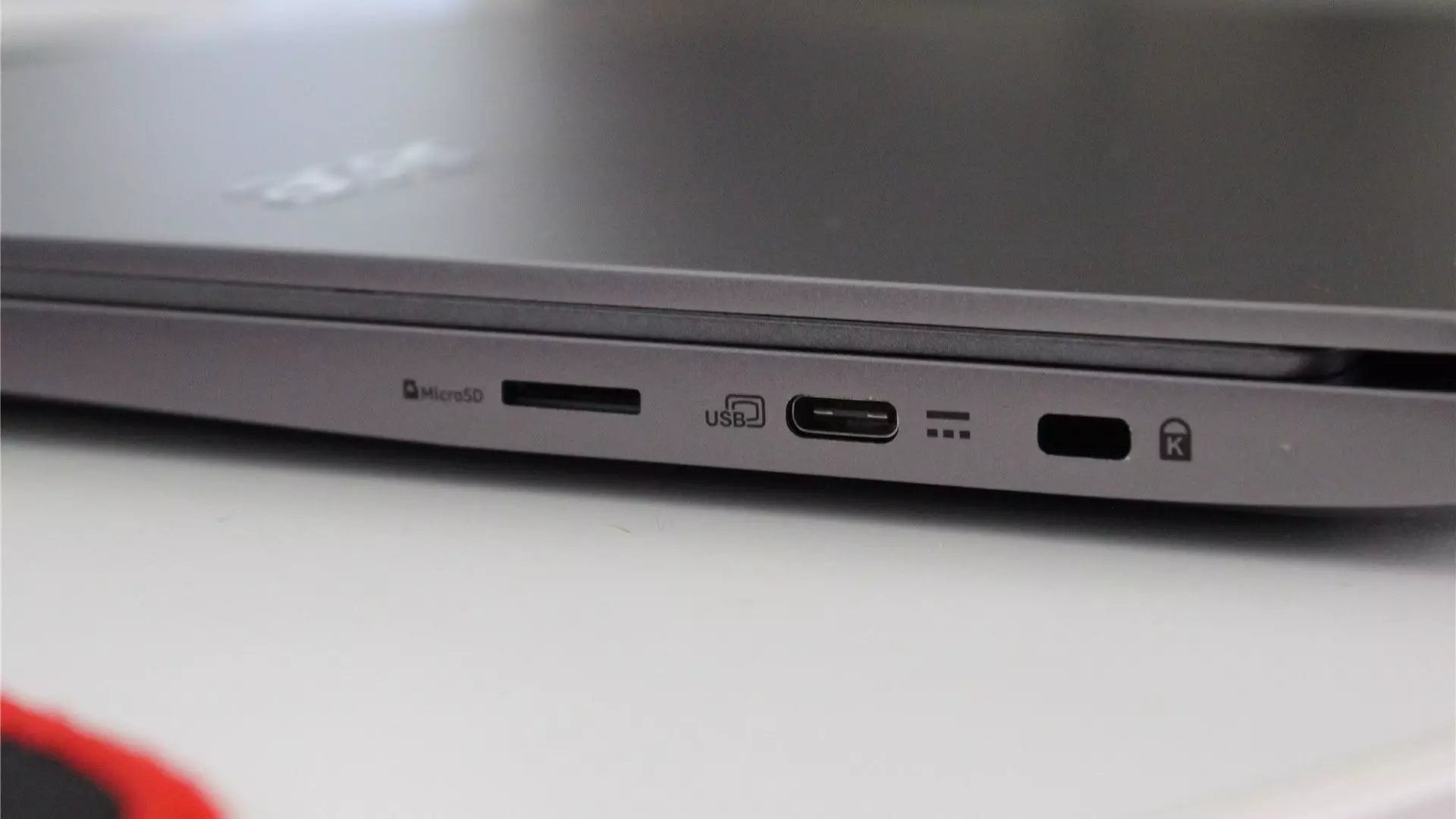 Slotul microSD, portul USB-C și blocarea Kingston