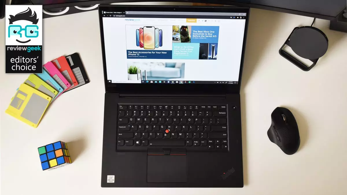 Lenovo ThinkPad X1 Extreme Gen 3 дар мизи кории сафед