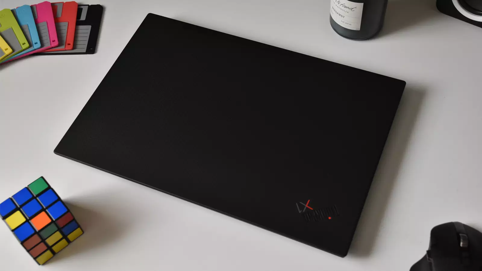Lenovo ThinkPad X1 Extreme Gen 3 மூடப்பட்டு வெள்ளை மேசையில் அமர்ந்துள்ளது