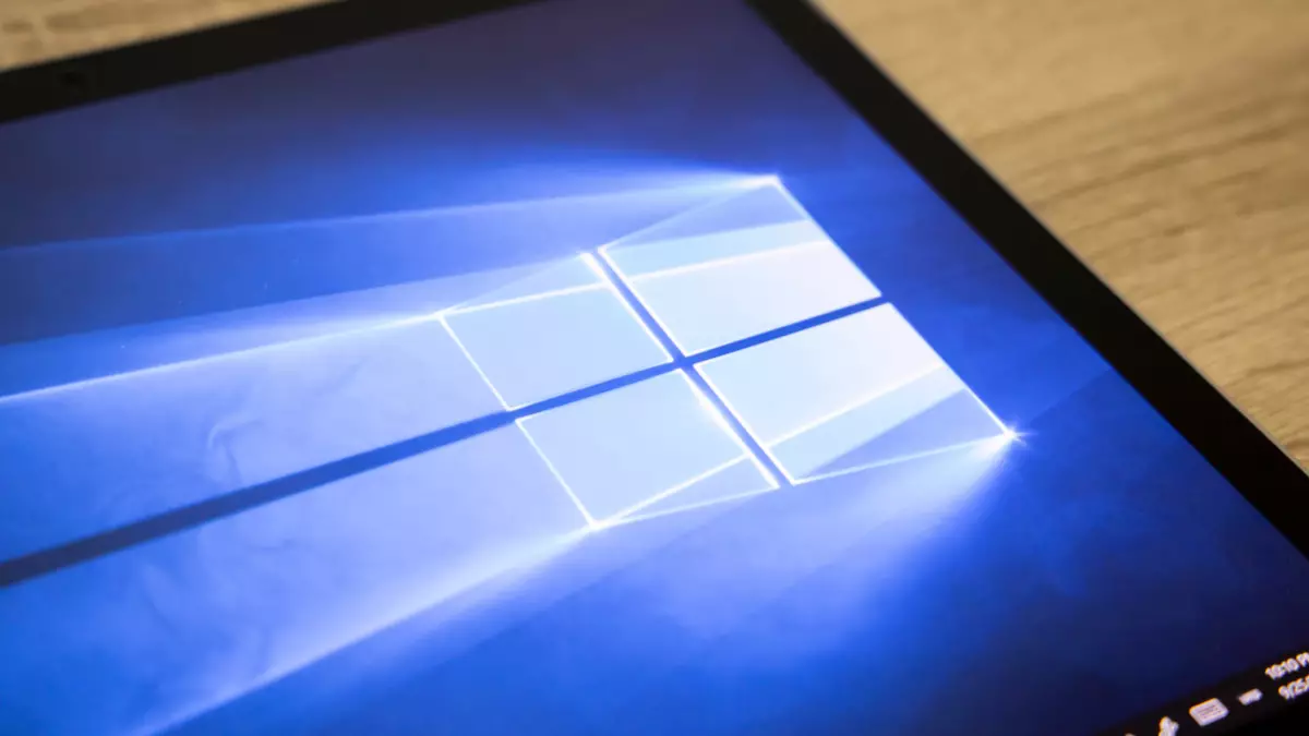 Prim-plan al fundalului ecranului Windows 10 pe Microsoft Surface