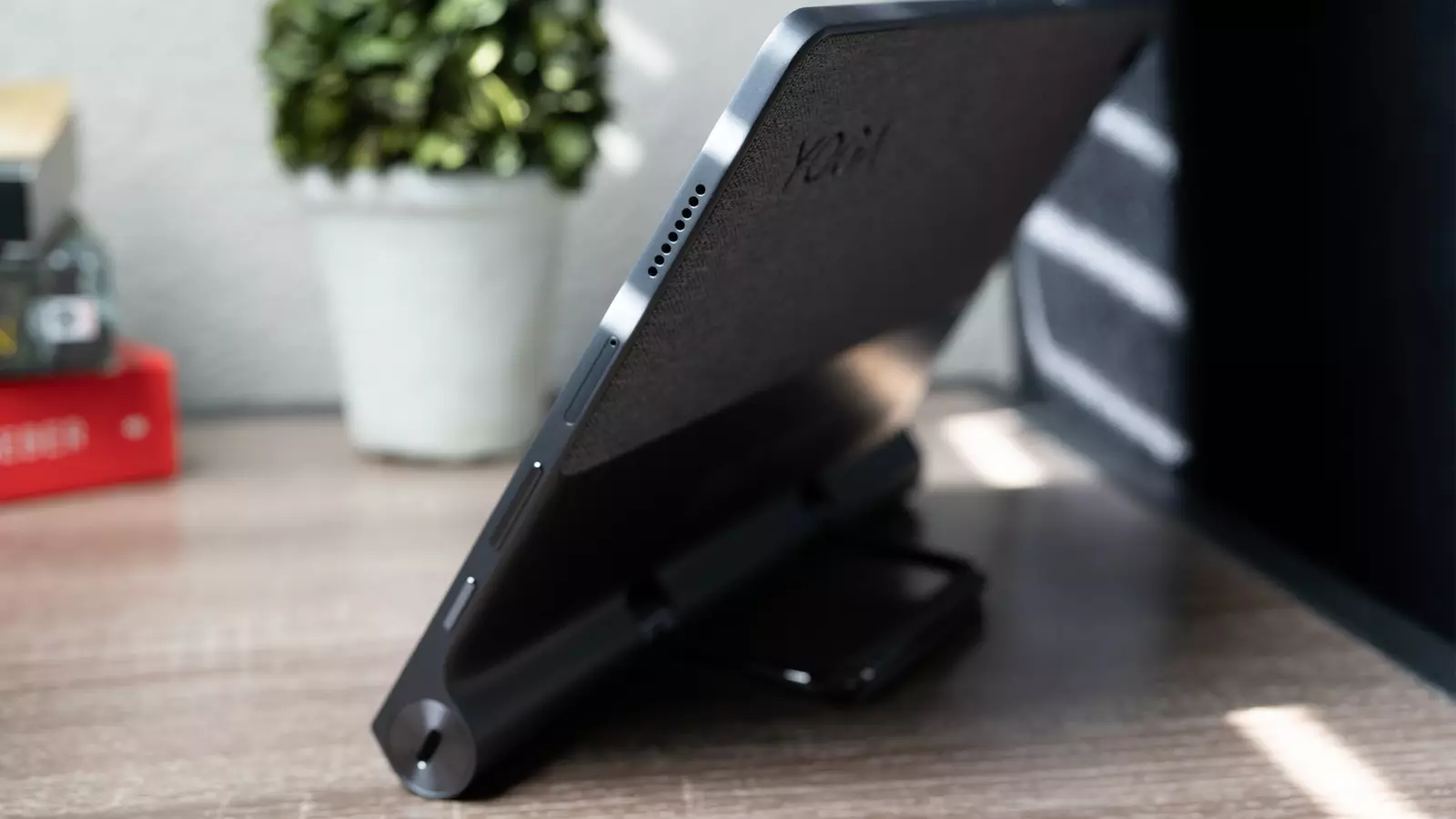 Yoga Tab 11 з правага боку, паказваючы яго кнопкі, порт USB-C, дынамік і падстаўку