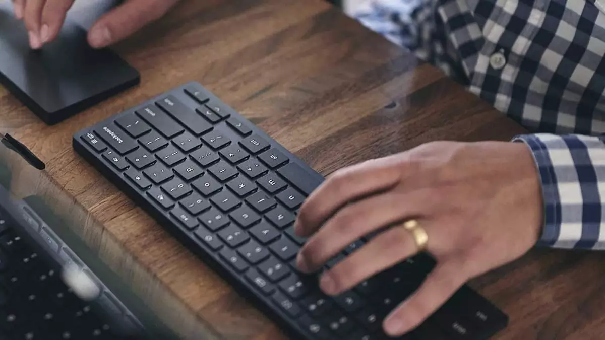 безжична клавиатура brydge type-c за chrome OS върху дървено бюро