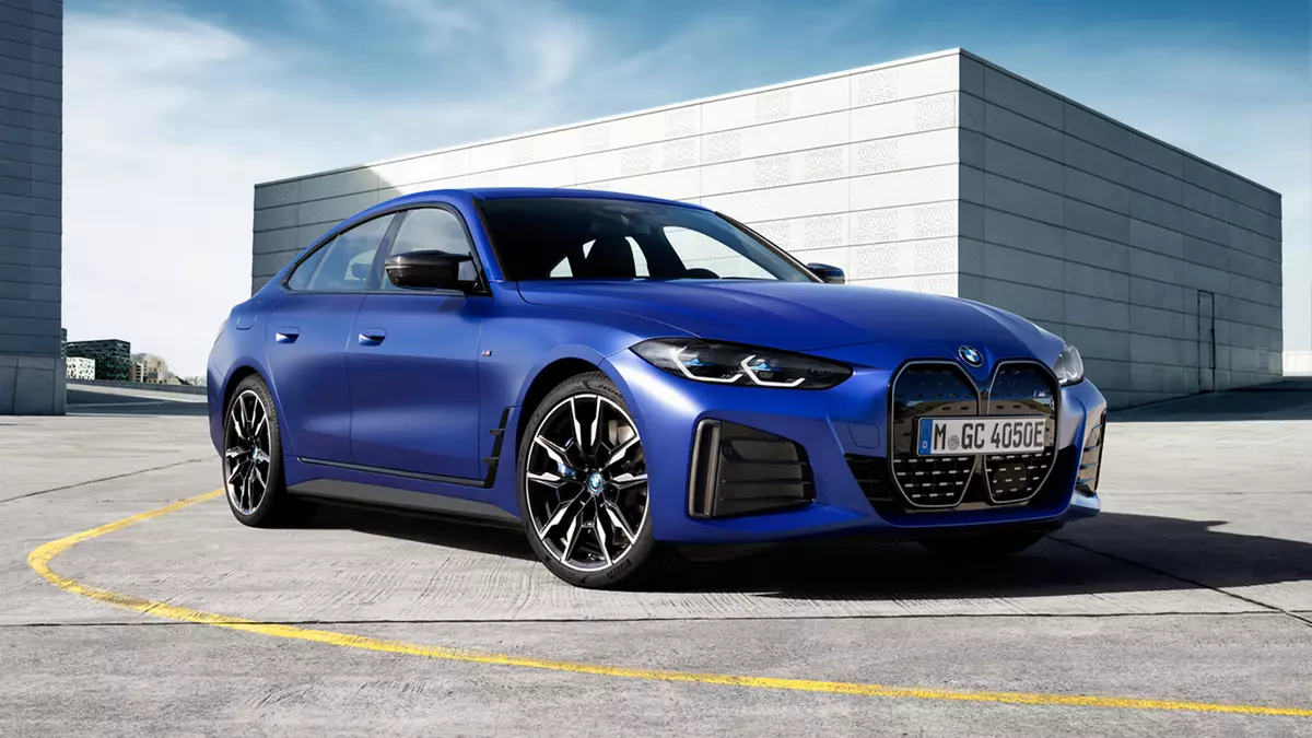 BMW i4 M5O bil-blu f'ambjent industrijali