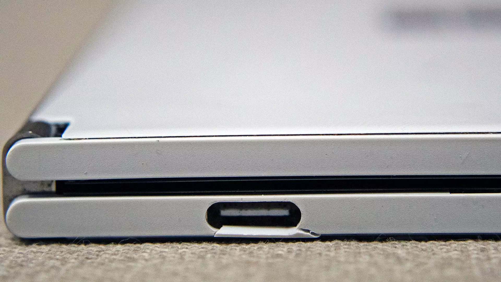Microsoft Surface Duo tālruņi jūk pa šuvēm