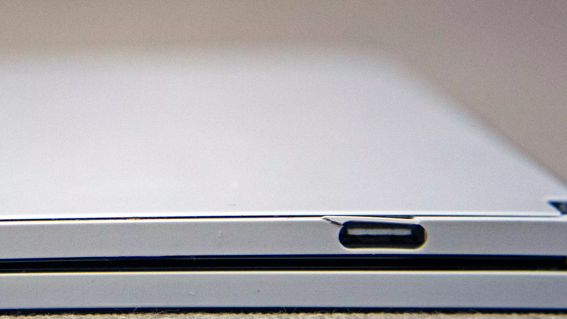 Surface Duo-ს მჭიდრო კადრი შესამჩნევი ამობურცვითა და შუშის განცალკევებით.
