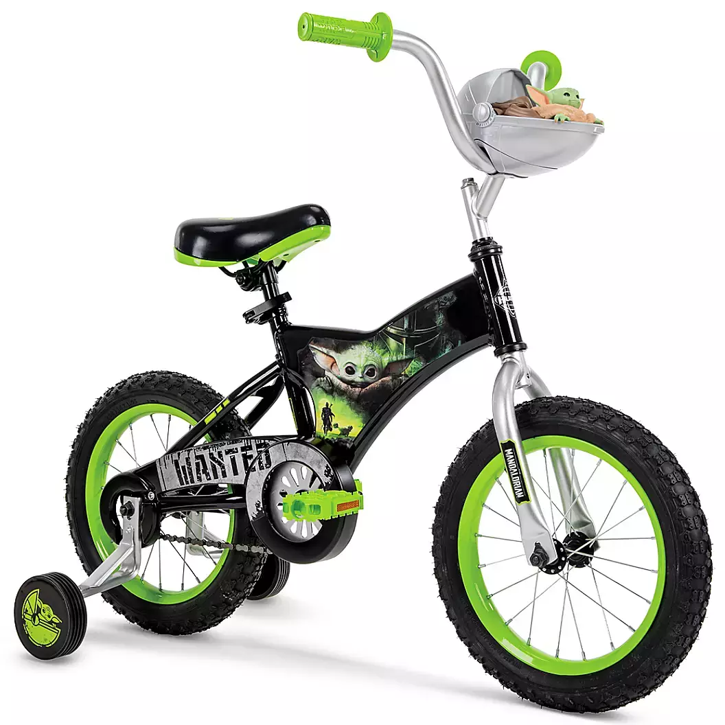 Baby Yoda ველოსიპედი, რომელსაც აქვს შავი და მწვანე საღებავის სქემა და Yoda-ს პატარა ჯიშის ნივთი წინა მხარეს. Საყვარელია.