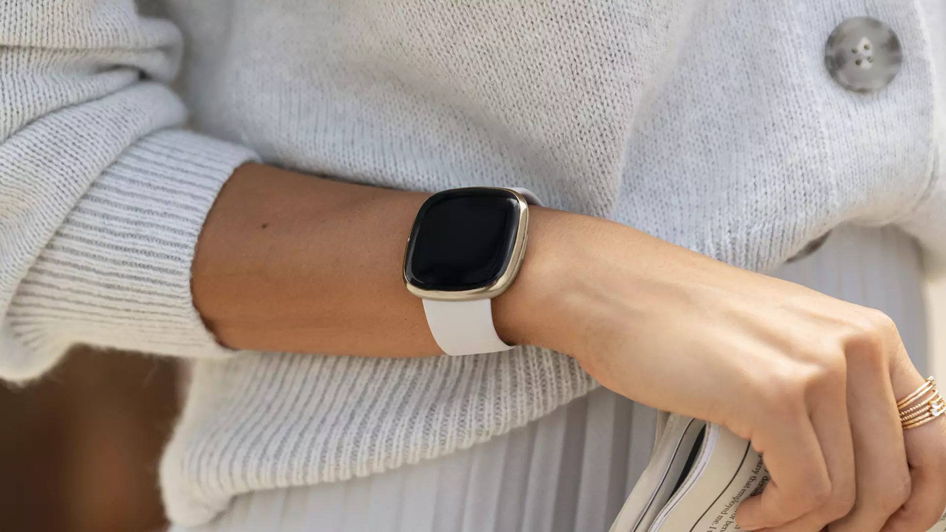 Абнаўленне Fitbit Sense і Versa 3 вучыць Google Assistant Talk Back
