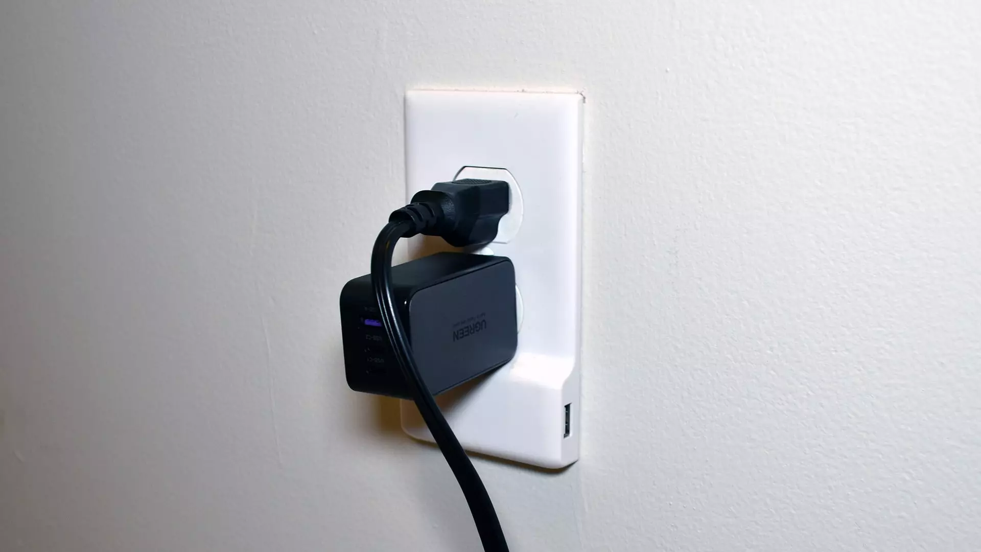 UGREEN Nexode 65W USB-C 充电器插入墙壁插座