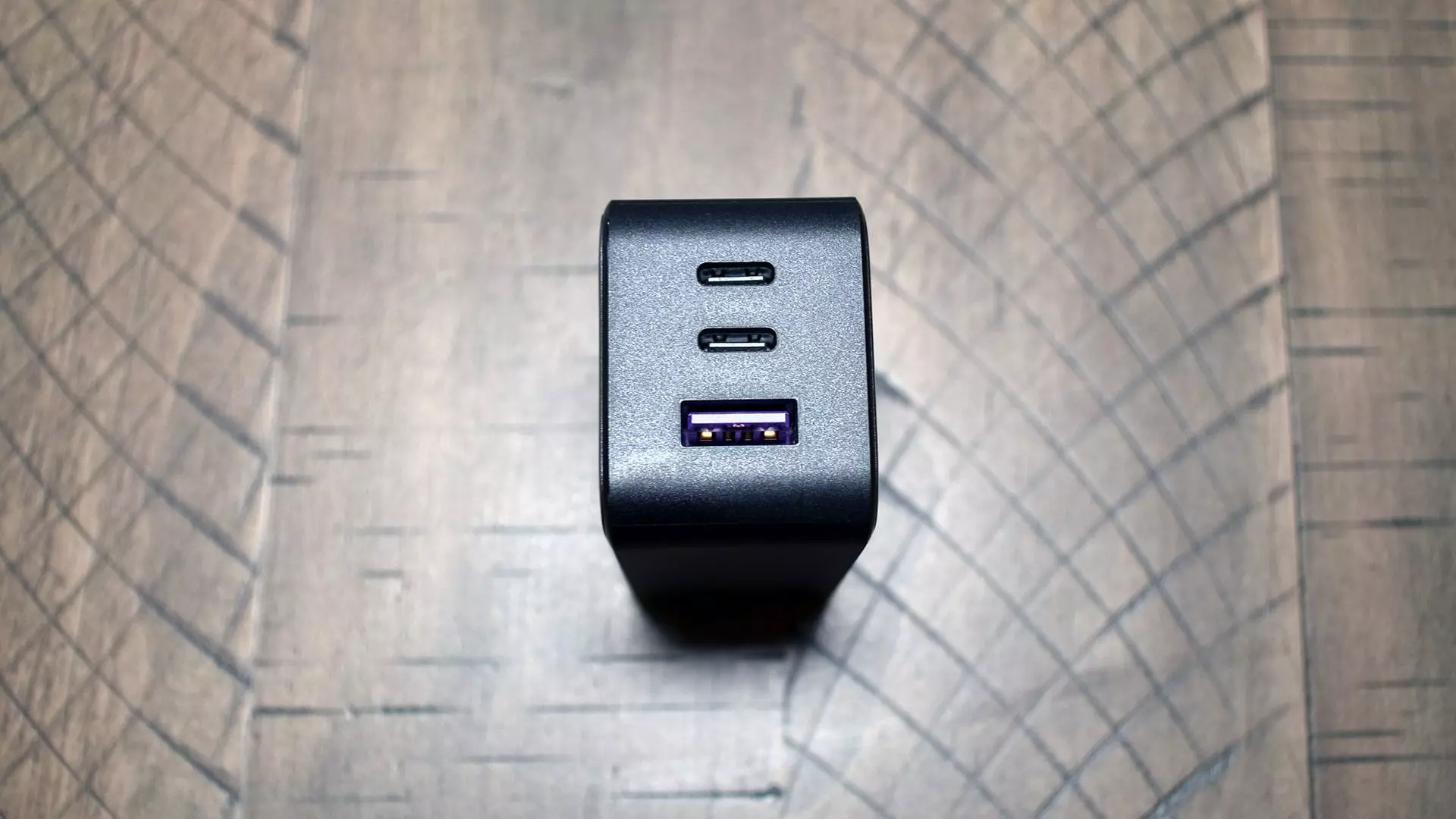 UGREEN Nexode အားသွင်းကိရိယာ၏ USB-C အပေါက်နှစ်ခုနှင့် USB-A ပေါက်တစ်ခု