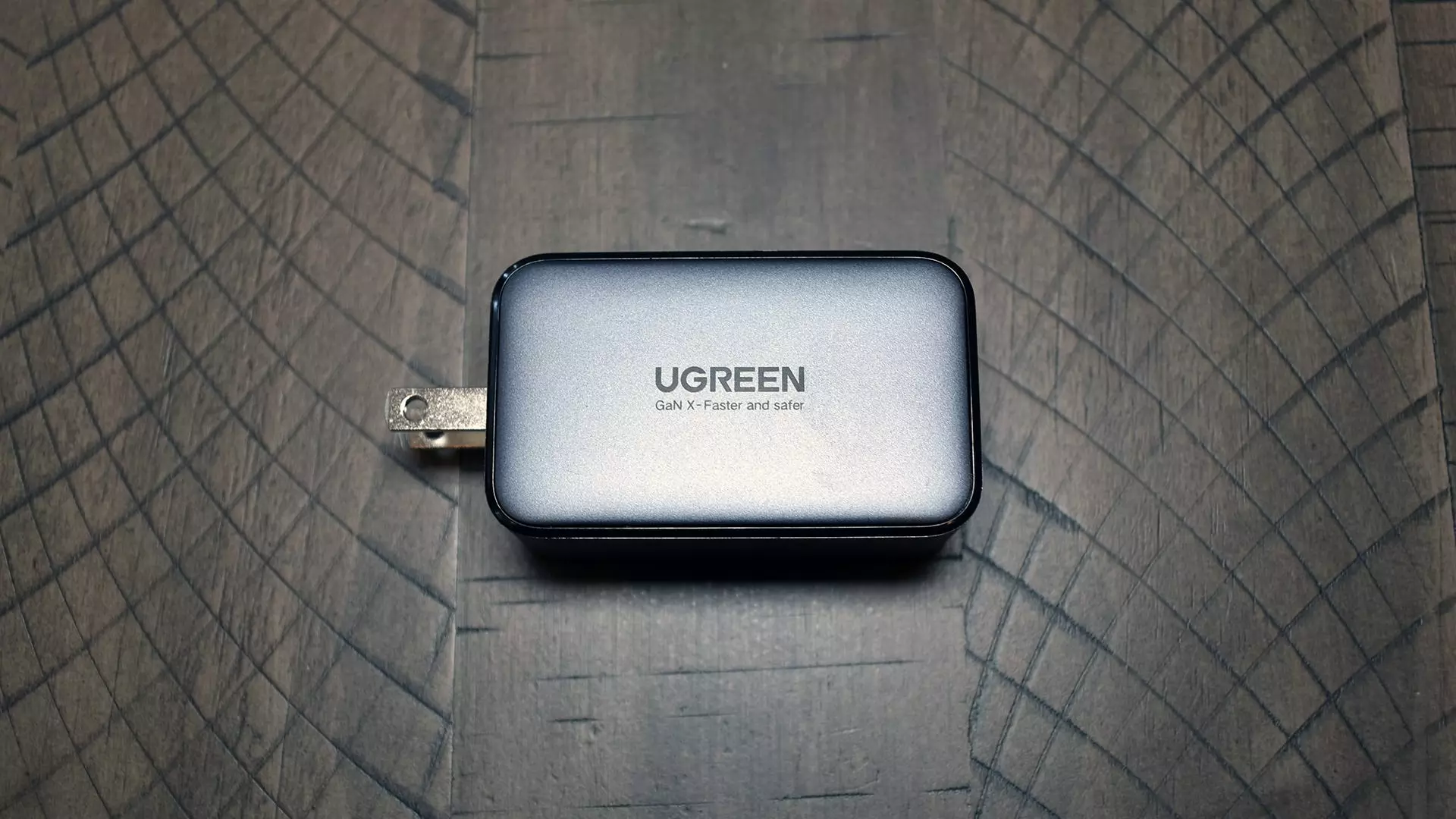 Бакавы профіль зараднай прылады UGREEN Nexode 65W USB-C стаіць на стале