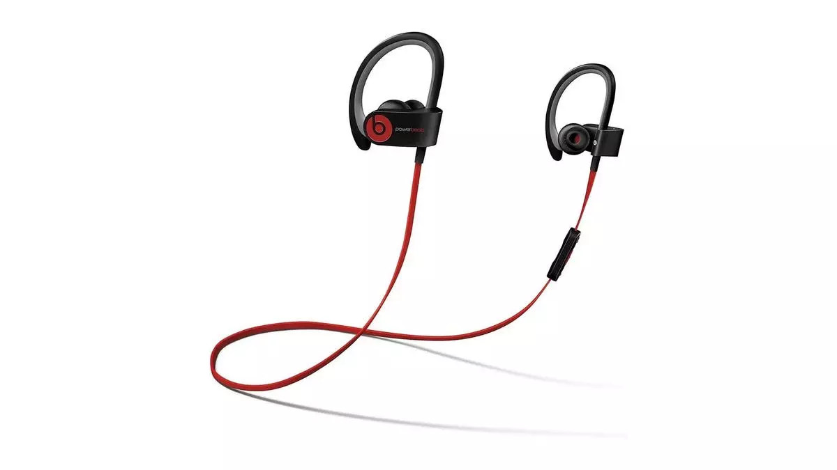Пар Powerbeats 2 слушалки со црвен кабел.