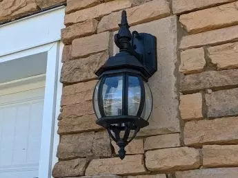 Святло на ганку з боку дома