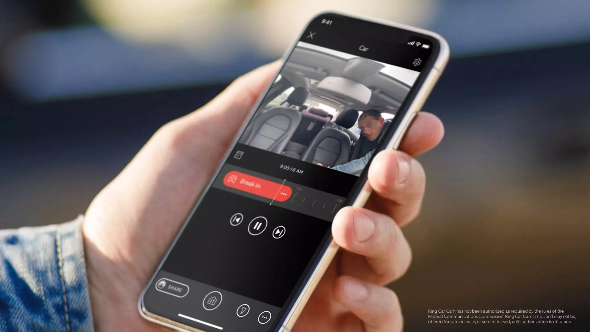 Видеозапись камеры на телефоне, смотрящего внутрь автомобиля.