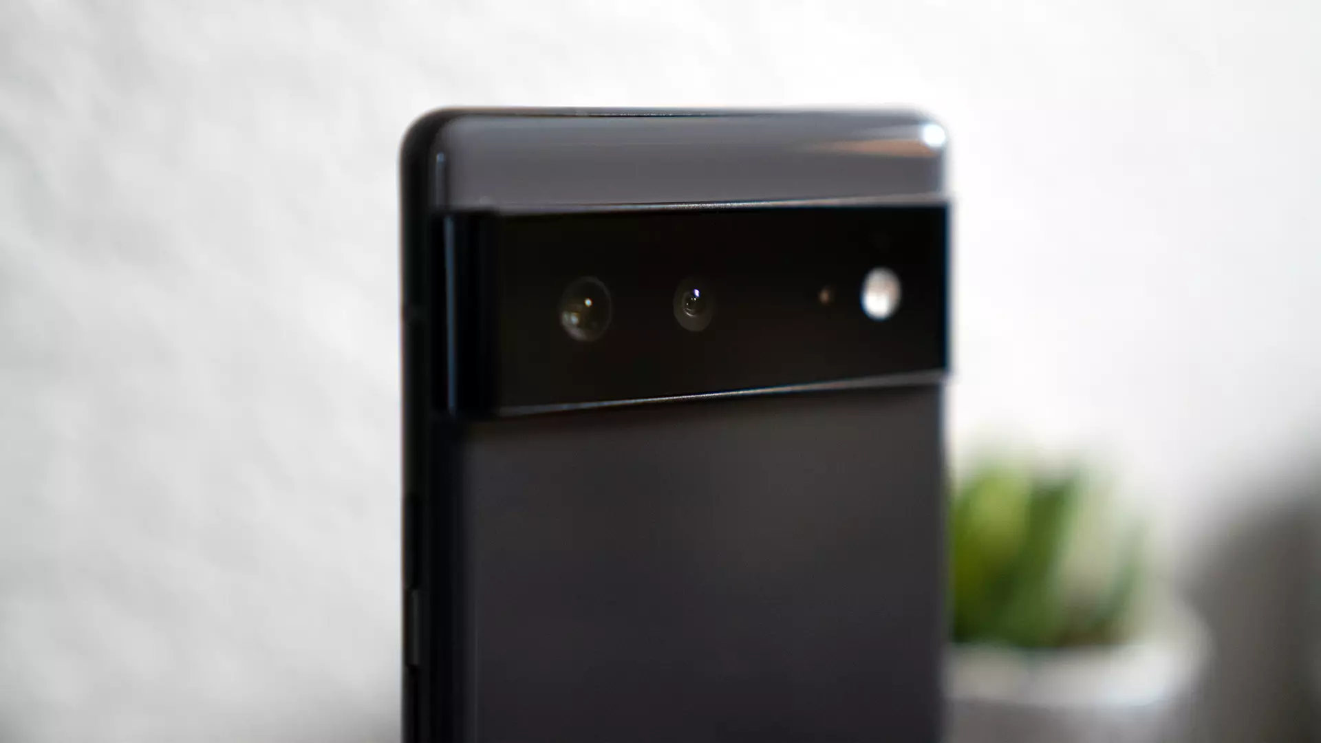 Κοντινό πλάνο της γραμμής κάμερας του Pixel 6 στο πίσω μέρος της συσκευής