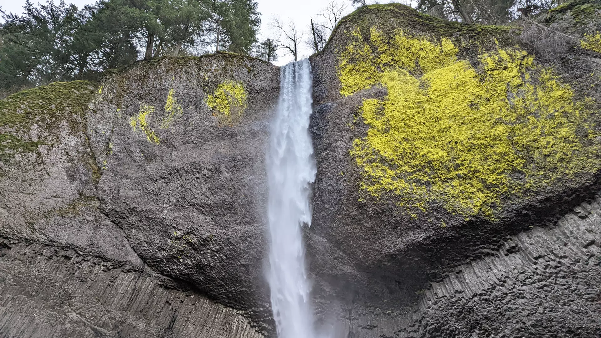 Pogled na vodopad u Oregonu sa Pixel 6