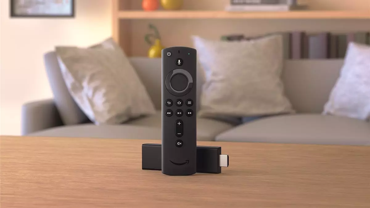 O Amazon Fire Stick nunha sala de estar. Mostrando o novo control remoto de voz.