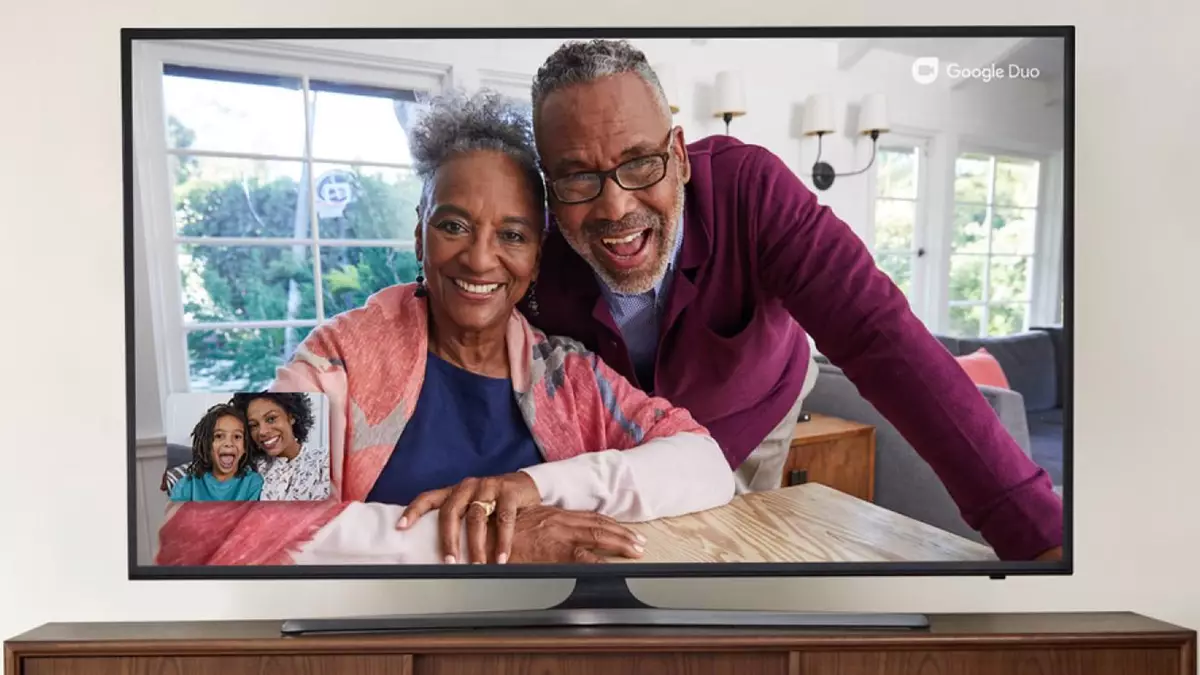 Una coppia che parla con una famiglia durante una videochiamata sulla TV