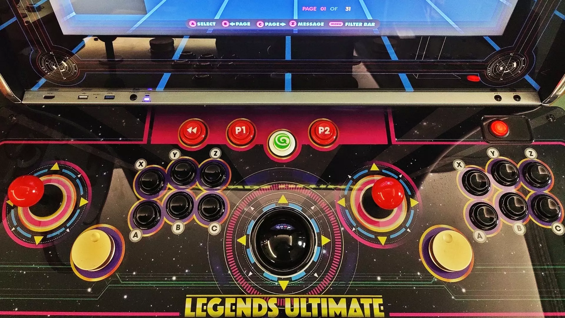 O vedere de sus în jos a pachetului de control Legends Ultimate, cu două joystick-uri, 12 butoane, două rotitoare și un trackball.