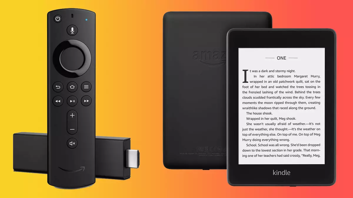 Amazon Fire TV Stick en Kindle tegen oranje achtergrond met kleurovergang