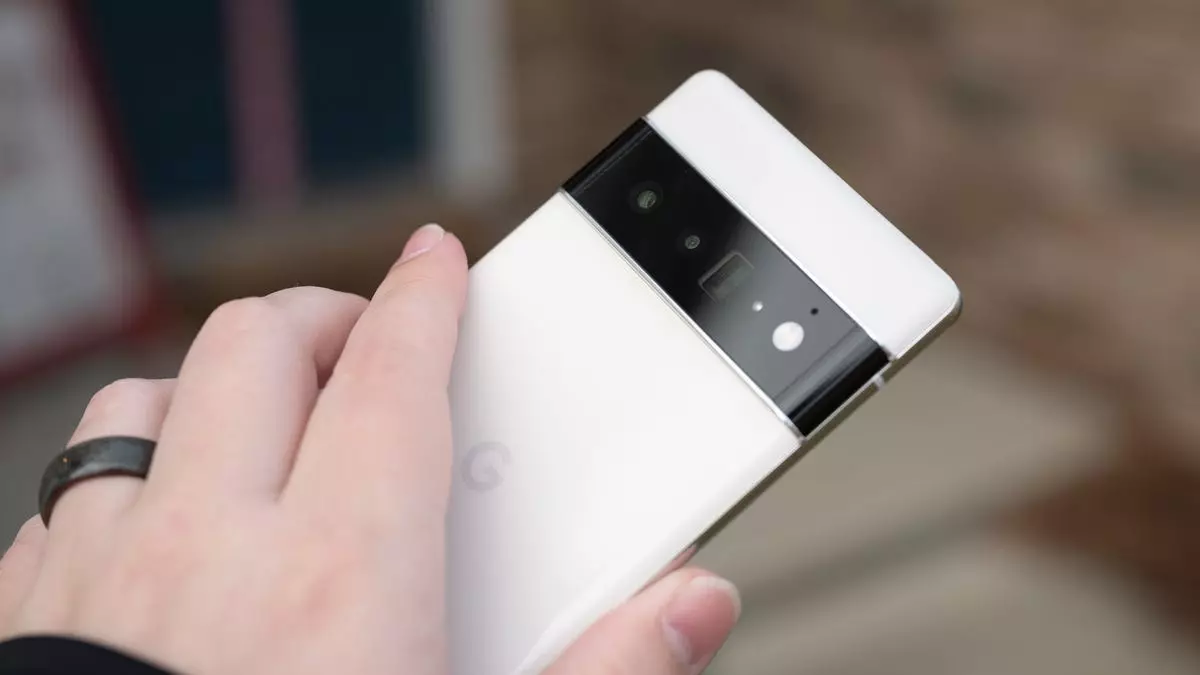 Google Pixel 6 Pro se kamerastamp in die hand